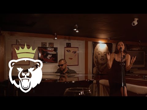 ILUMINATIK (BUFFON) + YAZ TARELO //  UN MOMENTO ( PACO ) // VIDEO OFICIAL
