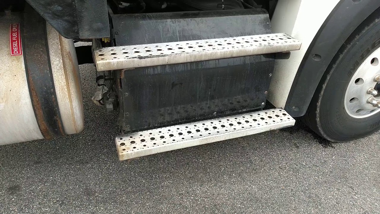 Detroit diesel DD13 noisy scr box - YouTube
