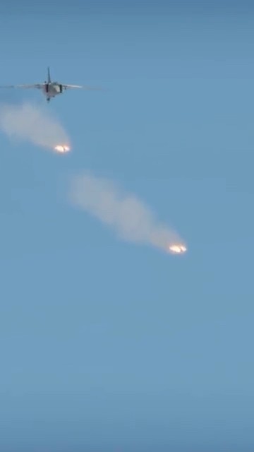 Incredible Close Up Of A Jet Releasing Flares. - YouTube