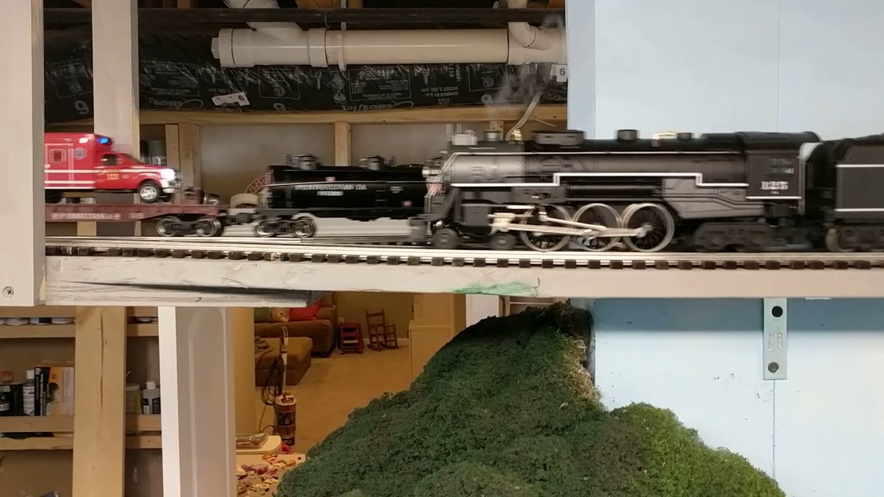Testing out the 2 loops of the lionel - YouTube