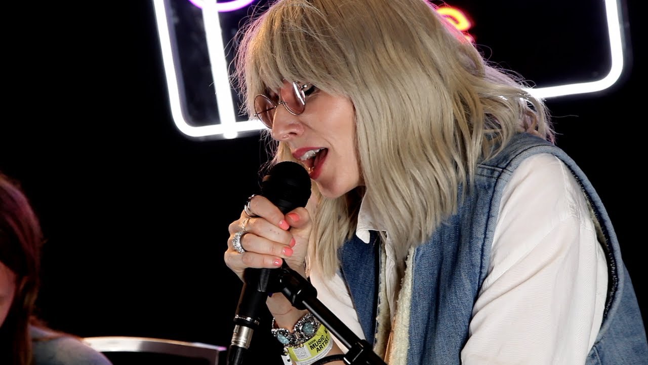 ViVii performs "Love Love Love" @SXSW 2022 | JoyRx Music - YouTube