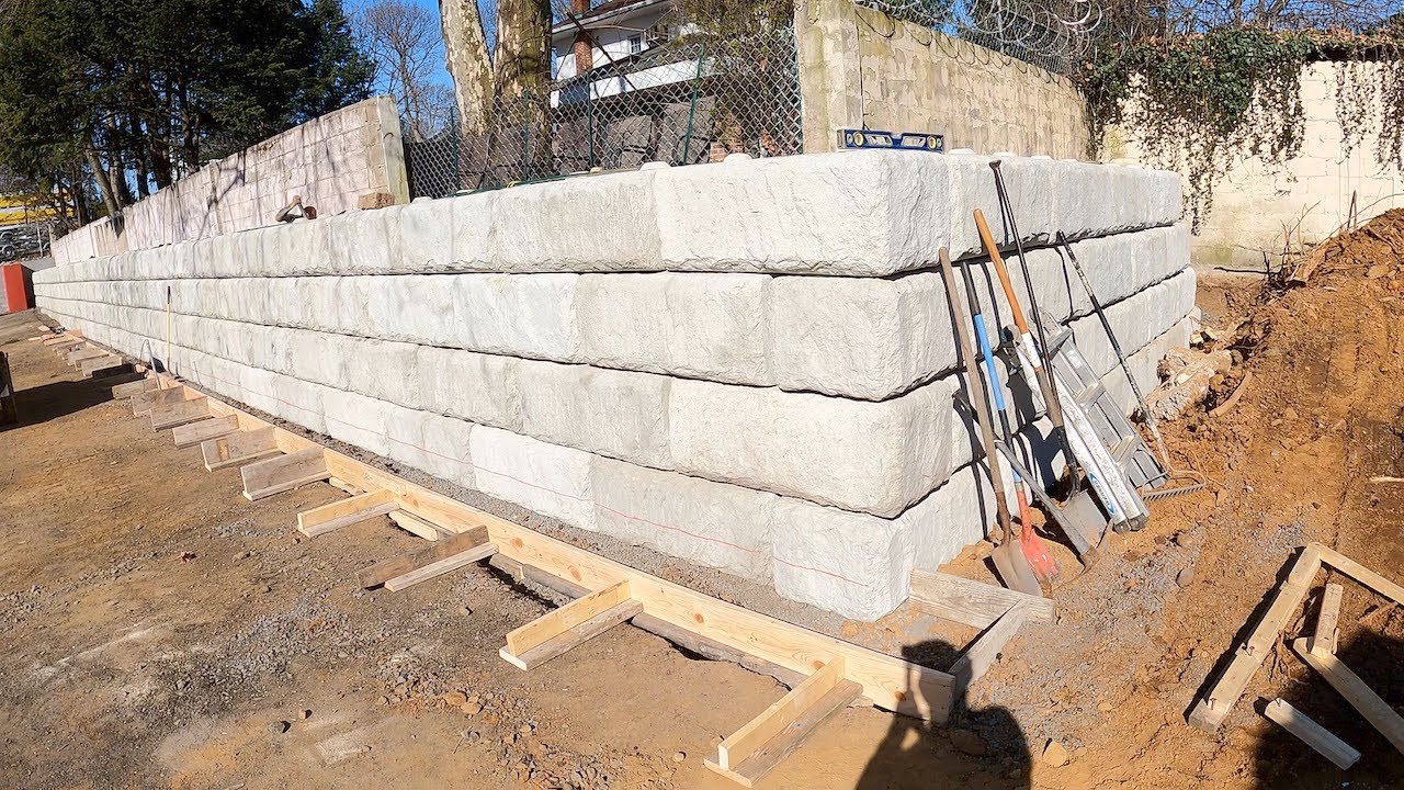 Retaining wall build - YouTube