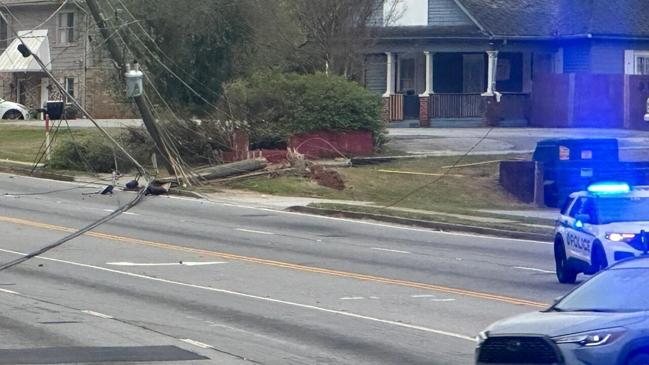 Snapped power pole causes outages in Gwinnett County - YouTube