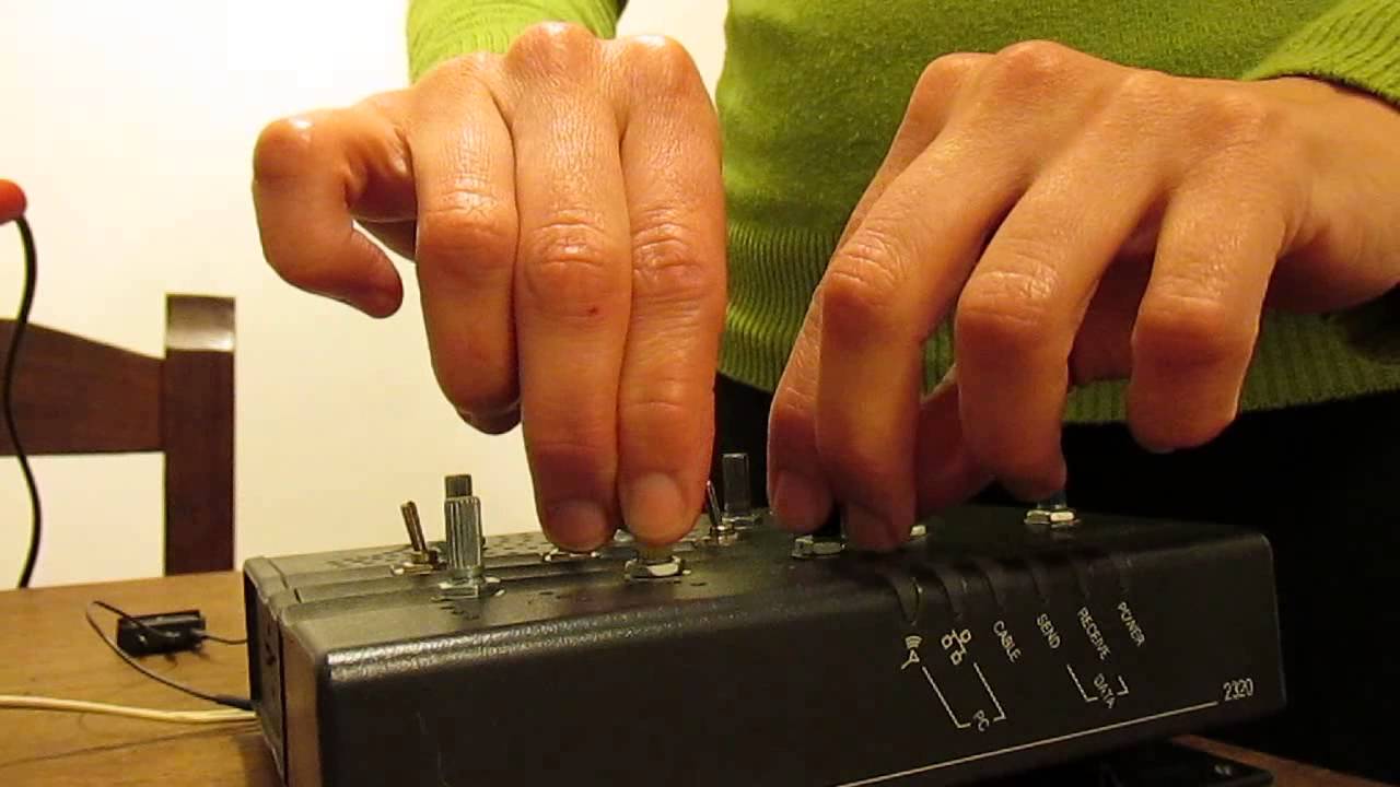 CMOS 40106 synth - YouTube