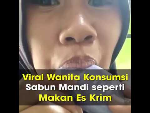 VIRAL - Video wanita makan sabun seperti makan eskrim saja