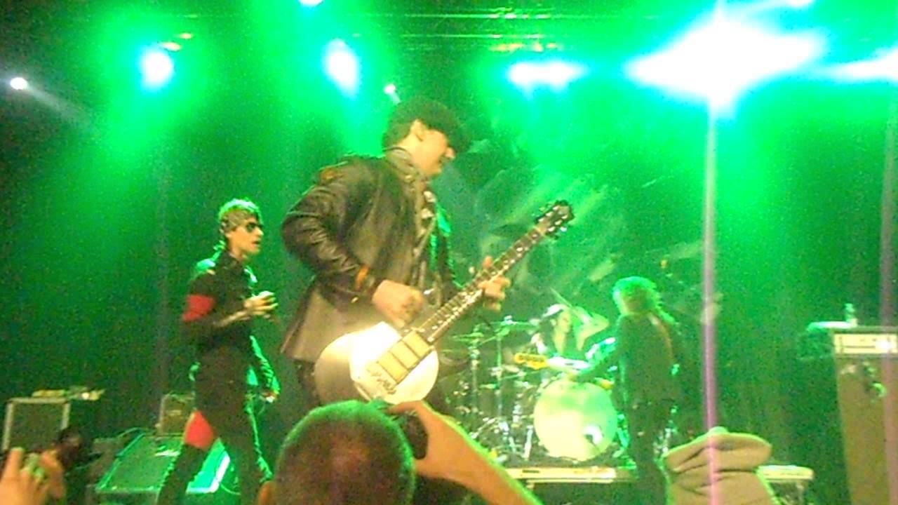 Buckcherry - Lit Up [Live @ ALCATRAZ 17-11-2013] - YouTube