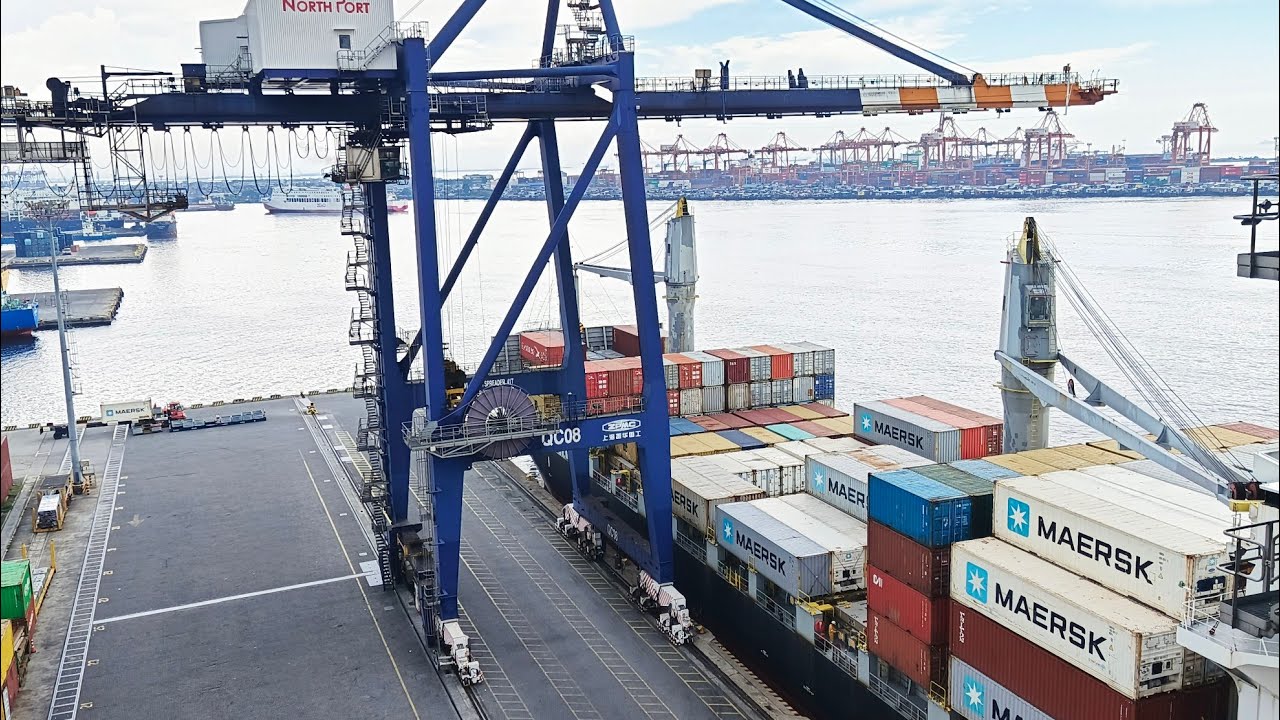 How We Lift Heavy Hatch Covers on the Iris Paoay from Maersk Line ...