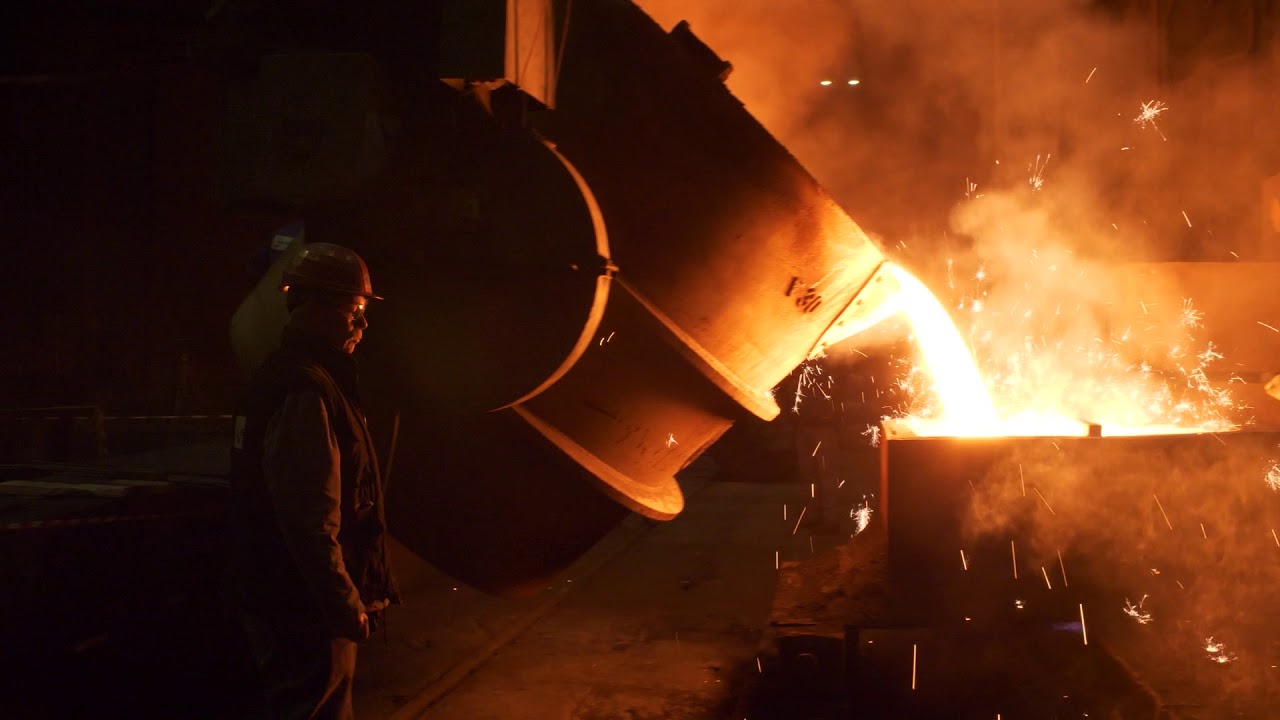 Pilsen Steel - pouring of an iron casting - YouTube
