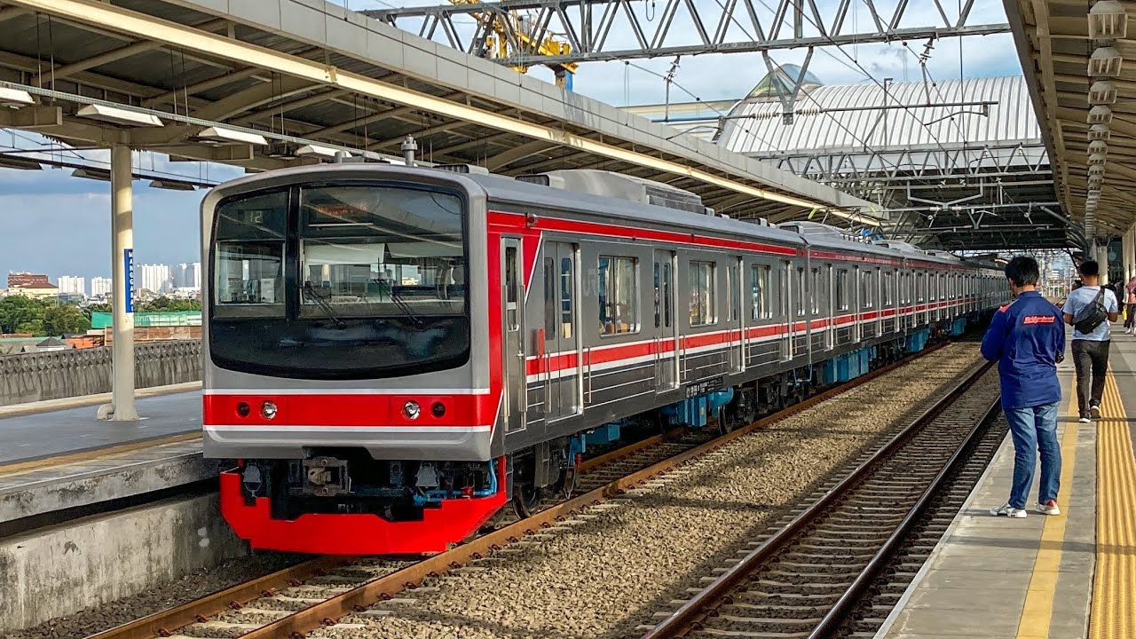 Warna-warni KRL Commuter Line di Stasiun Manggarai! JR 205 Marchen ...