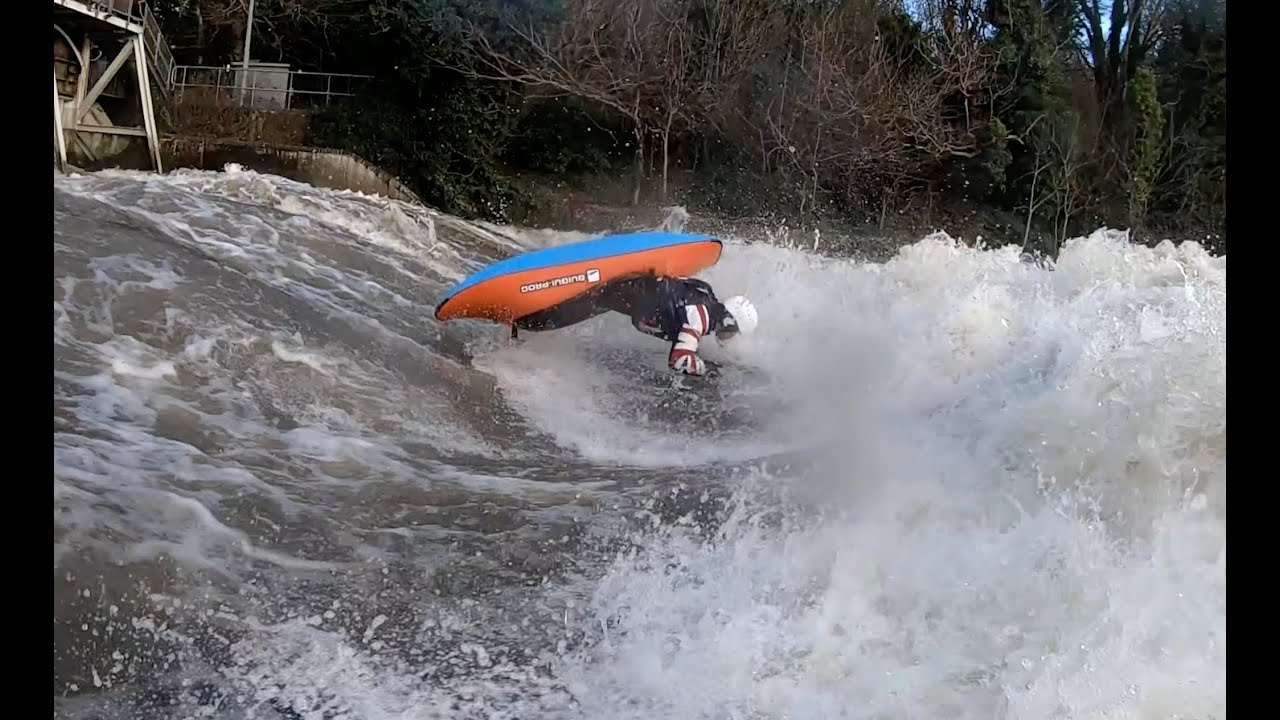 Freestyle kayaking at Boulters weir - YouTube