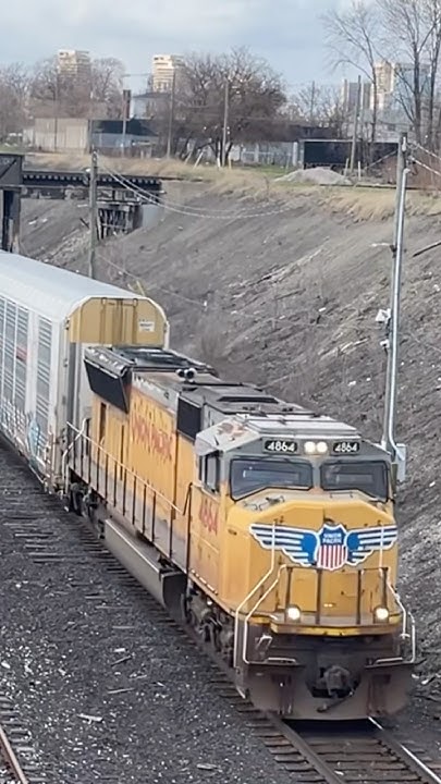 UP 4864 leads CPKC 734 out of the tunnel! #shorts #unionpacific #cpkc #trains - YouTube
