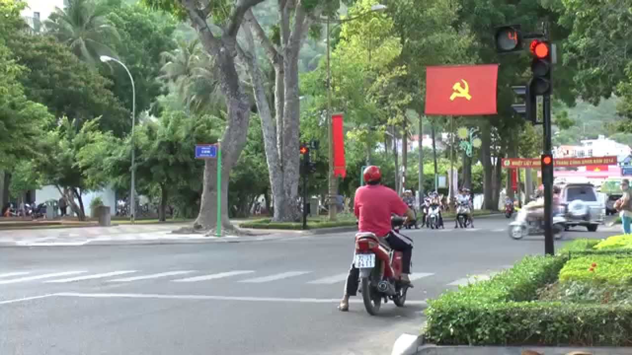 VIETNAM - The Traffic Light - YouTube
