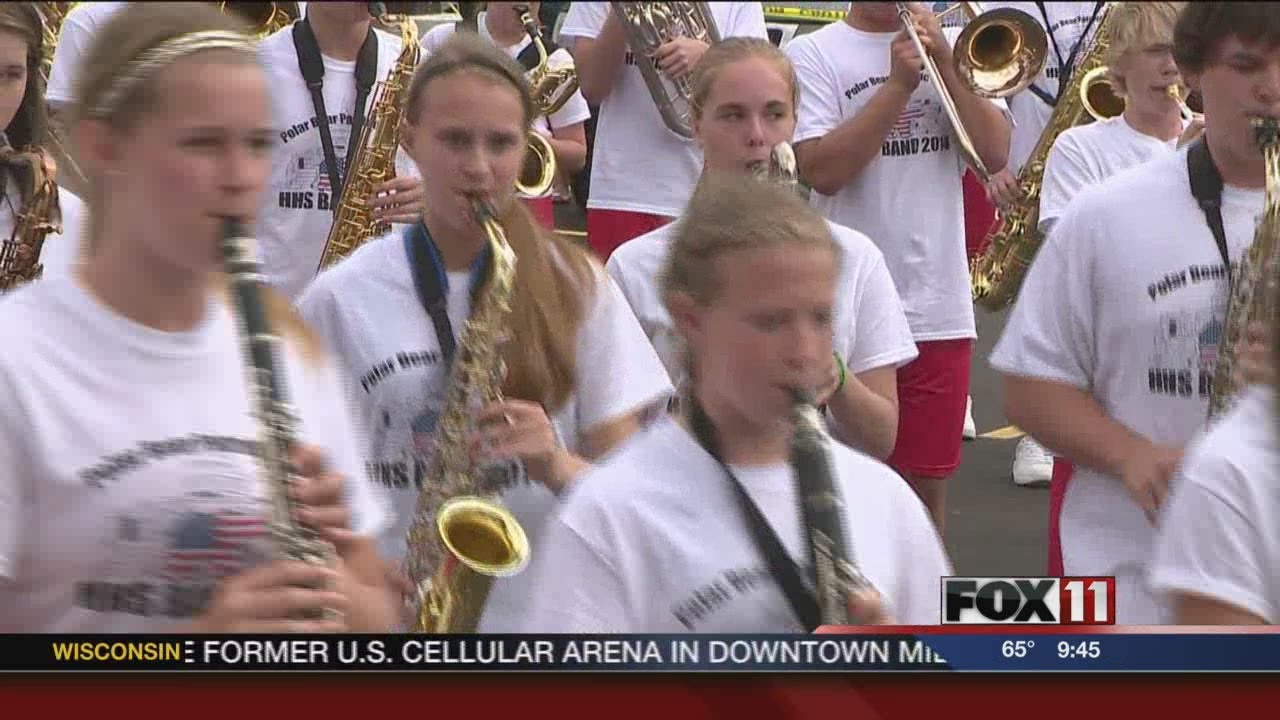Hortonville band marching in D.C. parade - YouTube
