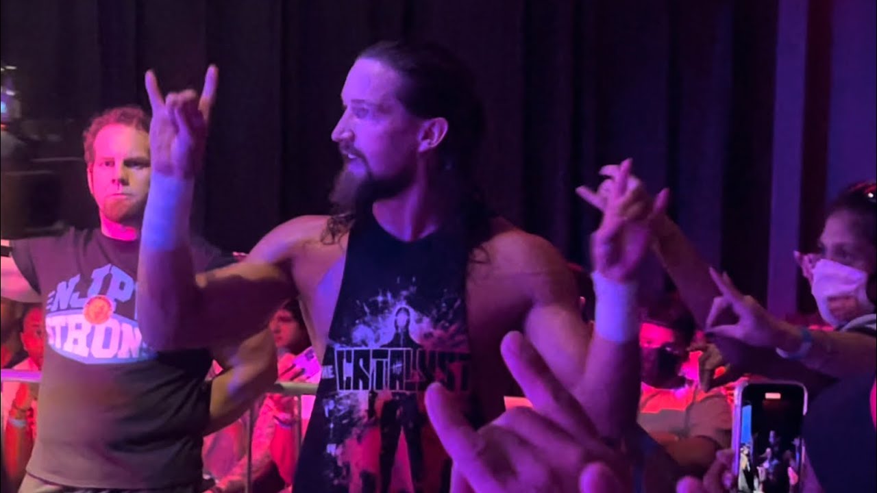 Switchblade Jay White entrance - NJPW Mutiny - Hollywood CA - YouTube