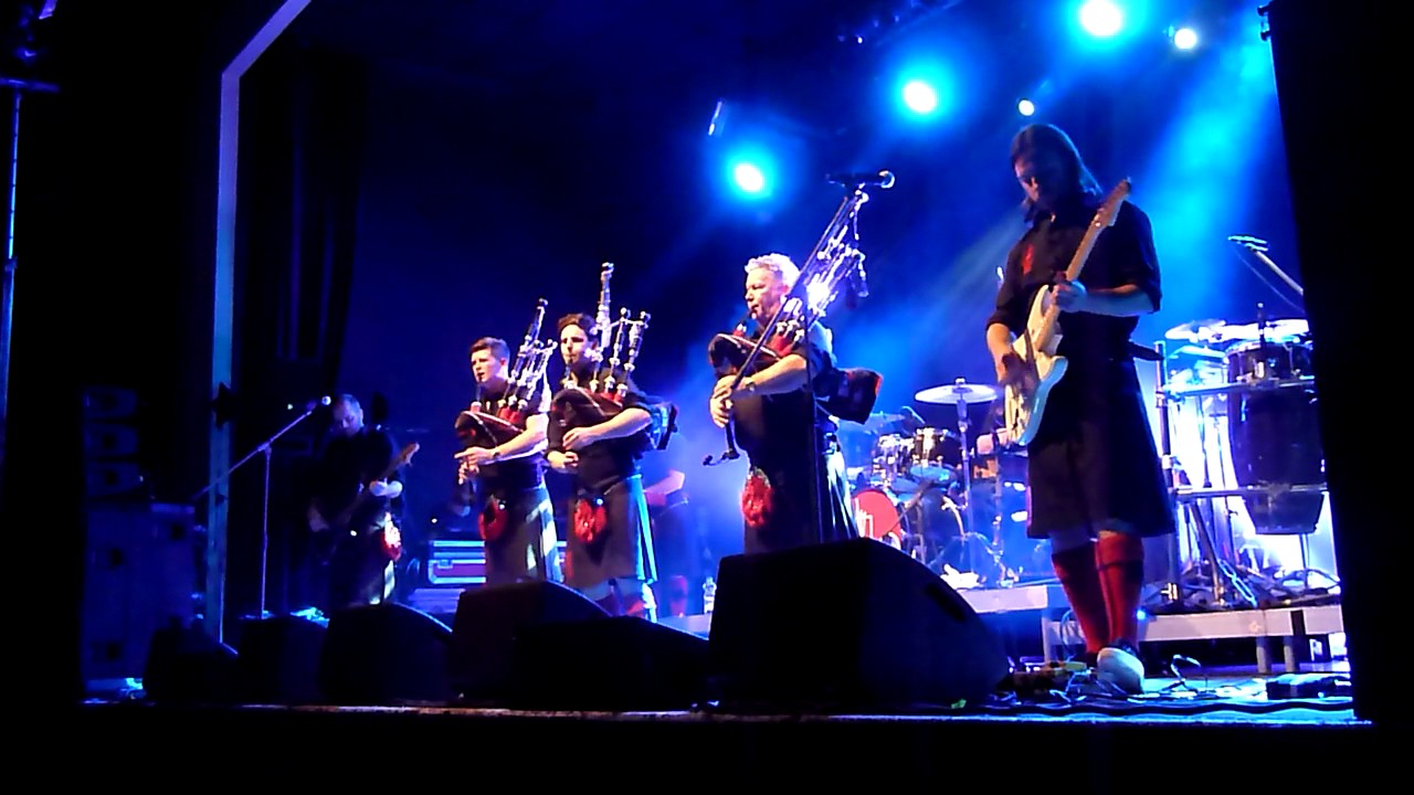 Red Hot Chilli Pipers - bagpipe-competition judging + Chasing Cars ...
