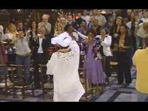 Catolicos e macumbeiros em Paris - macumba ecumenica. - YouTube