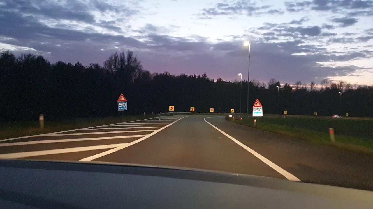 Scherpe bocht op de snelweg remmen naar 50 kmh terug naar 3e ...