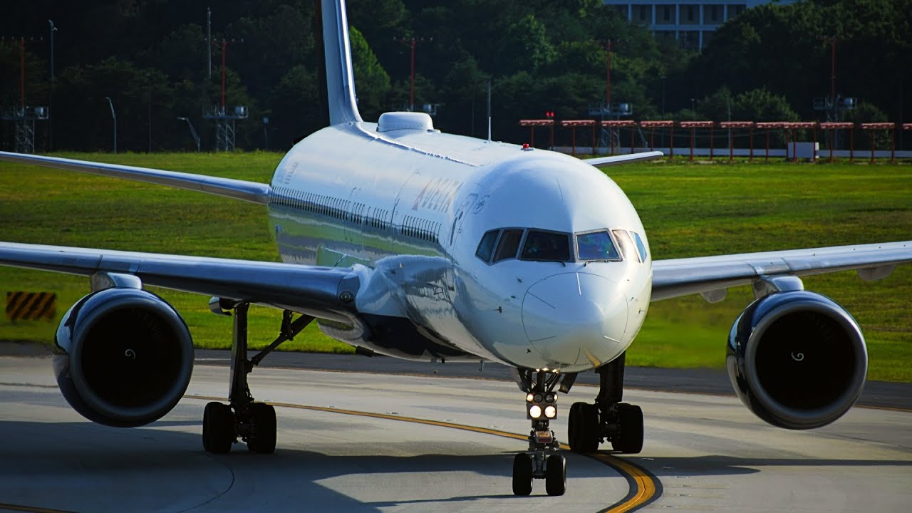 12 Minutes of STUNNING Takeoffs and Landings at Atlanta Airport (ATL ...