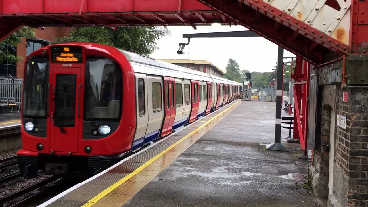 Metropolitan Line S8 Stock train arrives @Amersham - YouTube