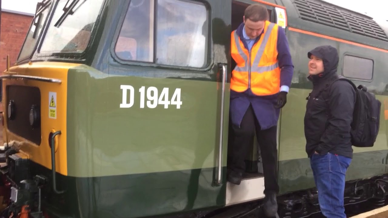 Class 47501 and Royal Scot depart Llandudno - YouTube
