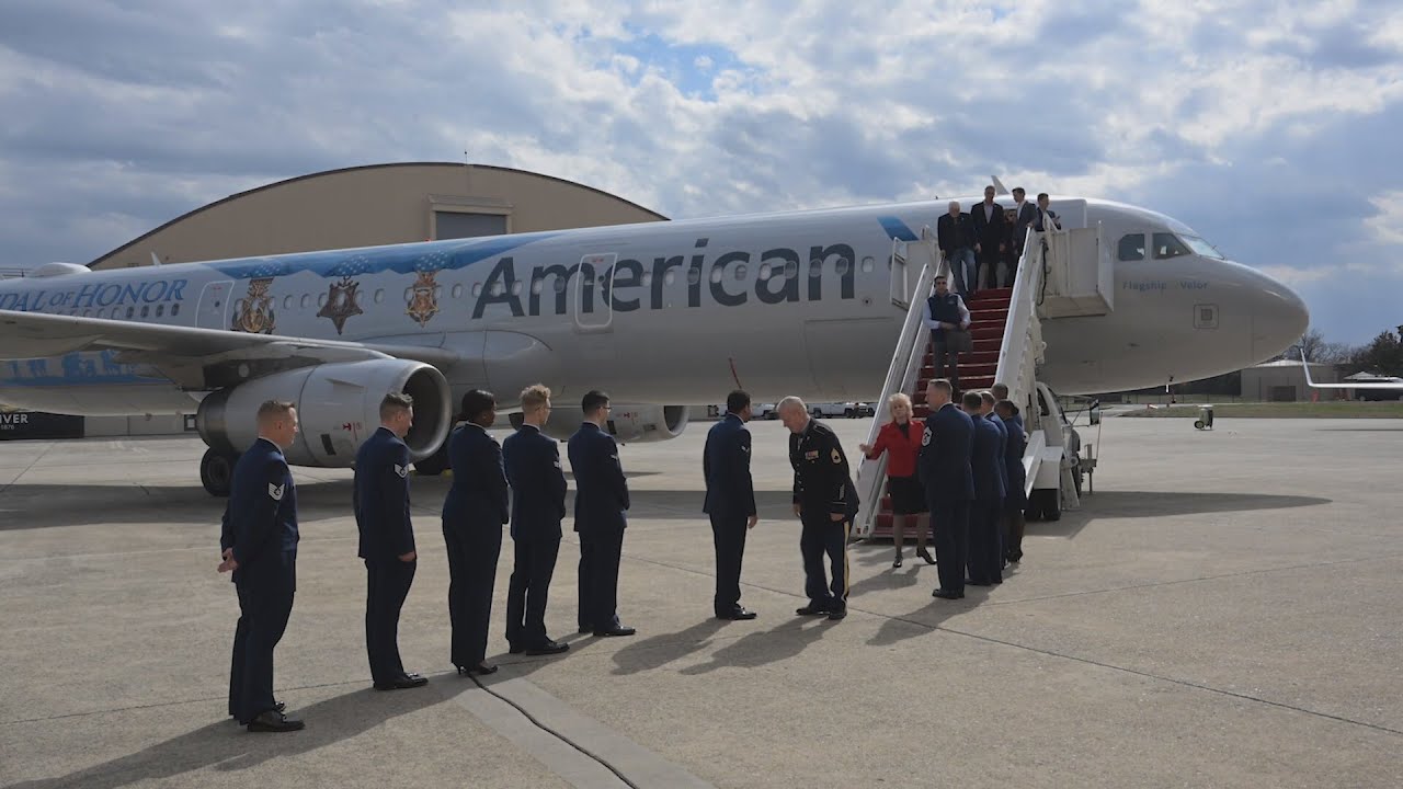 Six Medal of Honor recipients arrive on the 'Flagship Valor' Aircraft ...