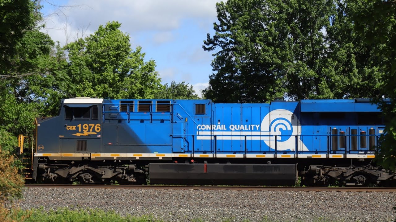 Pacing CSX 1976 the Conrail heritage unit - YouTube