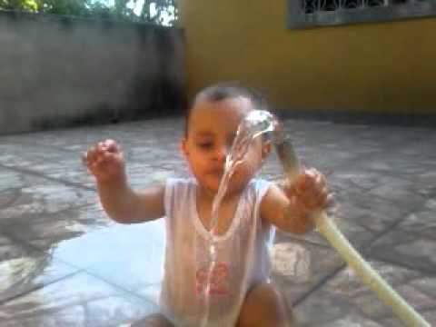 MILENA TOMANDO BANHO DE BORRACHA