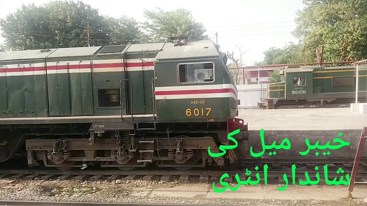 Pakistan's Fastest Train 1 Up Khyber Mail Express Reaching Multan ...