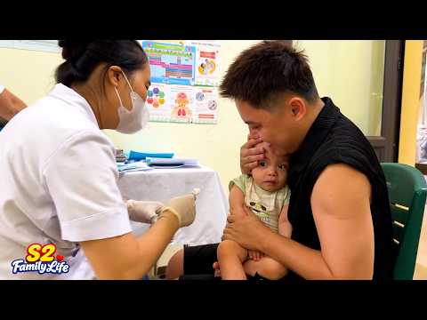 Diem and Quynh took baby Kim to get vaccinated, accompanied by dad