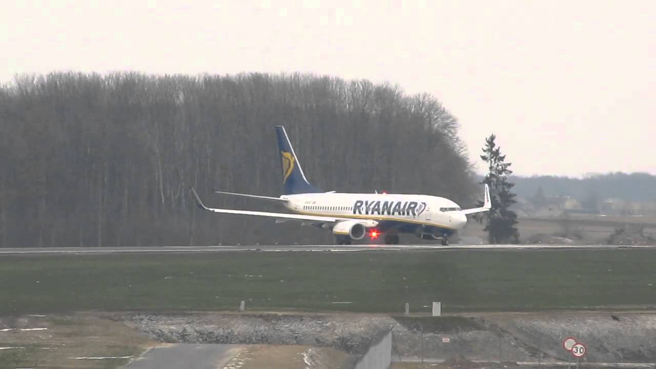 Start samolotu z komentarzem widzów miłośników samolotów. Lotnisko ...