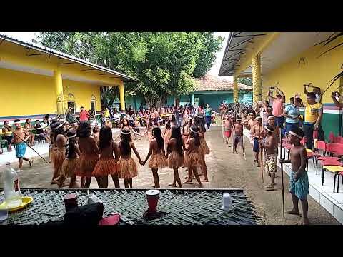 Meninas indígenas dançando sua dança.