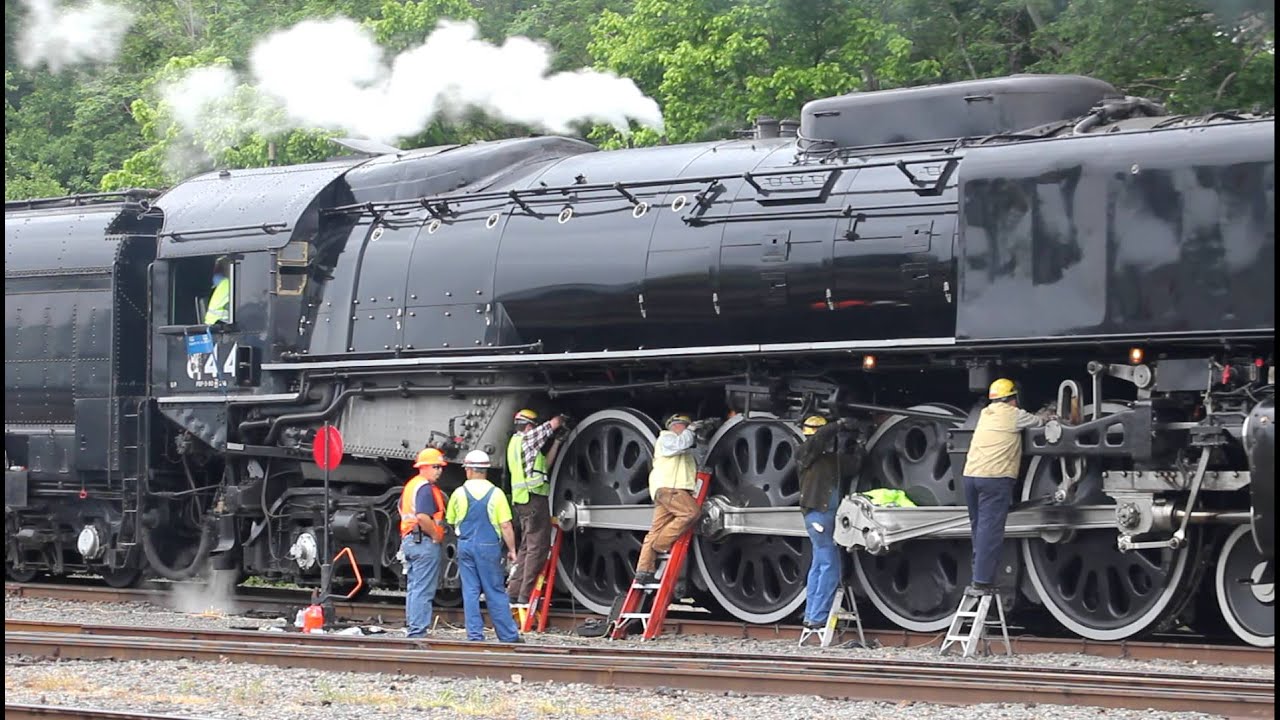 UP 844 crew griding on the driver tires at Mt Pleasant, TX - 4/15/2012 - YouTube