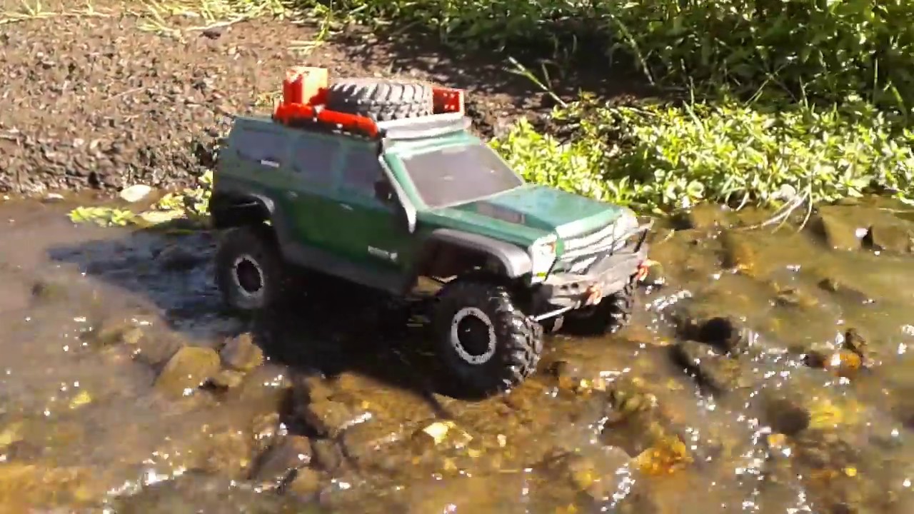 RC EVEREST GEN 7 PRO CRAWLING IN WATER! - YouTube