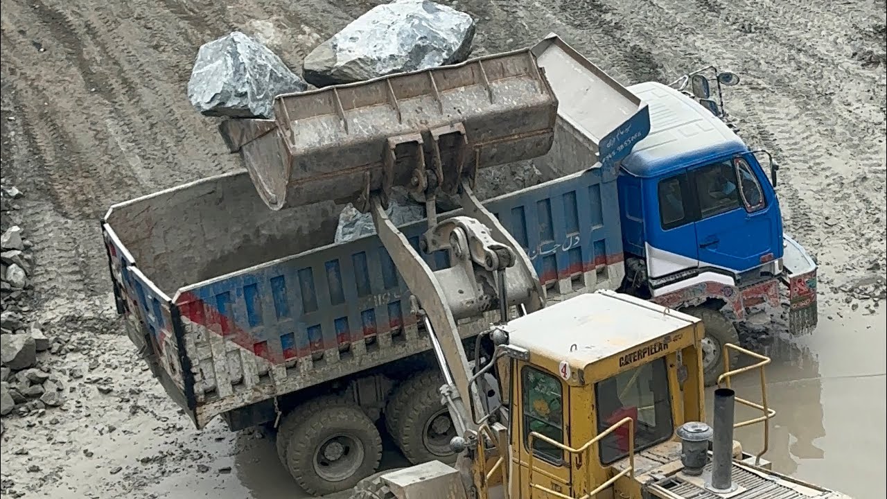 Biggest Stone Loading With Bigger Caterpillar Laoder in bigger Dumper ...