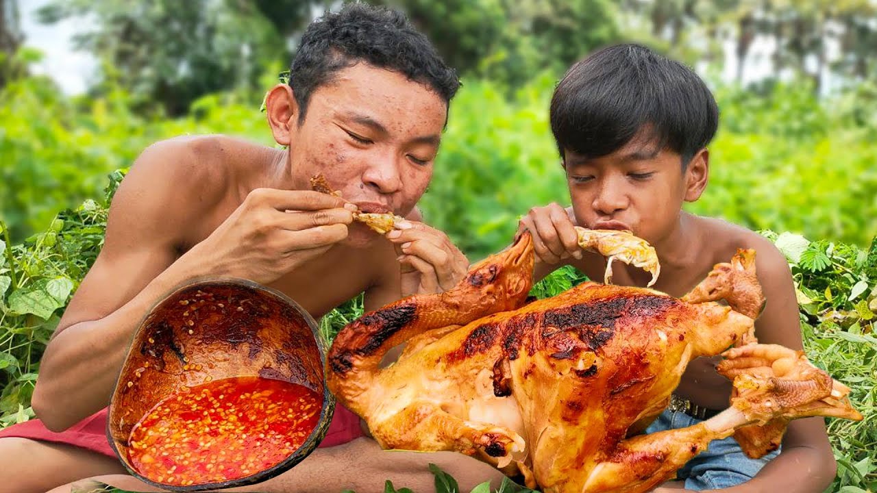 Primitive in the forest: Eat chicken buried in grilled mud - YouTube