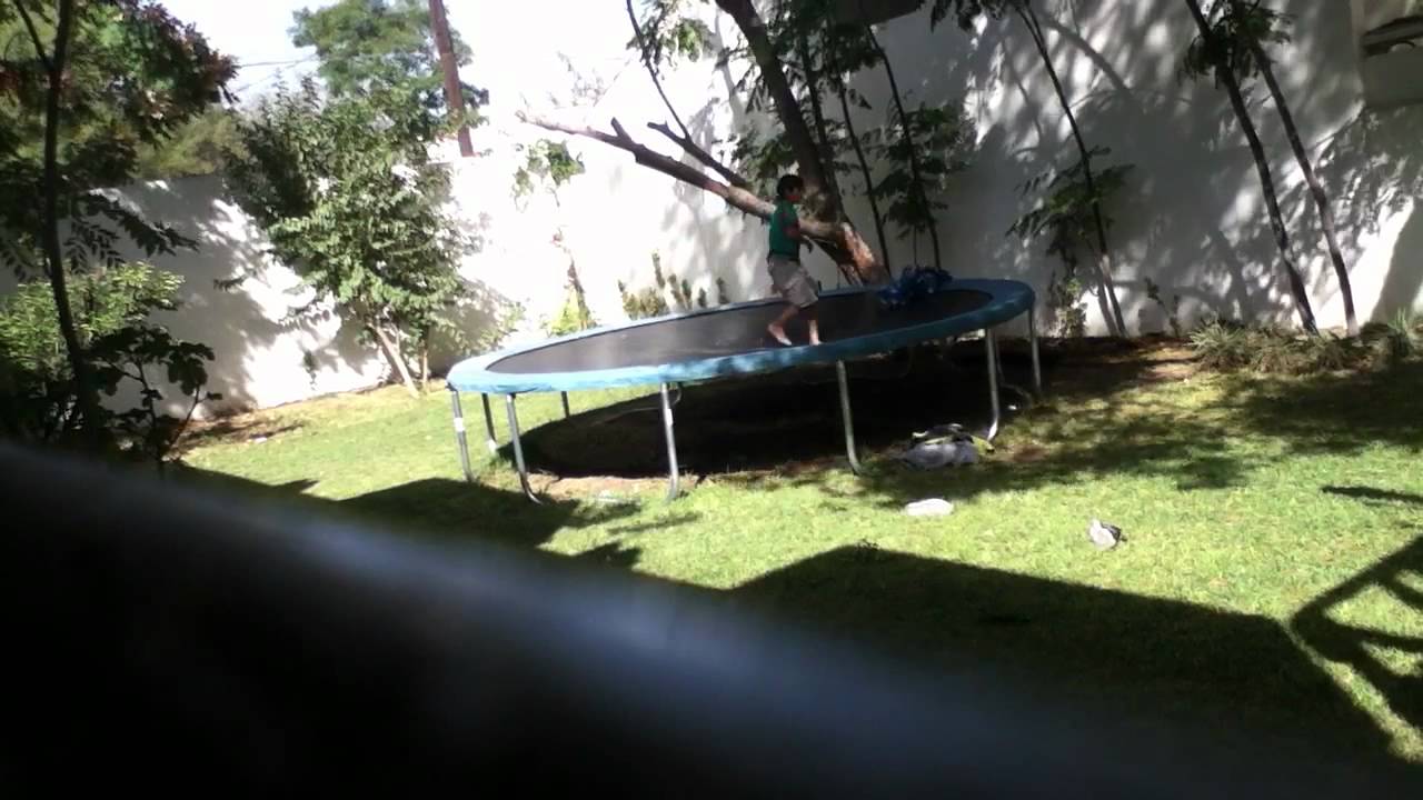 Jump and freeze - YouTube