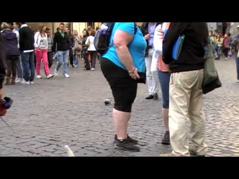 CANDID CAMERA: un culo grosso grosso per le strade di Roma