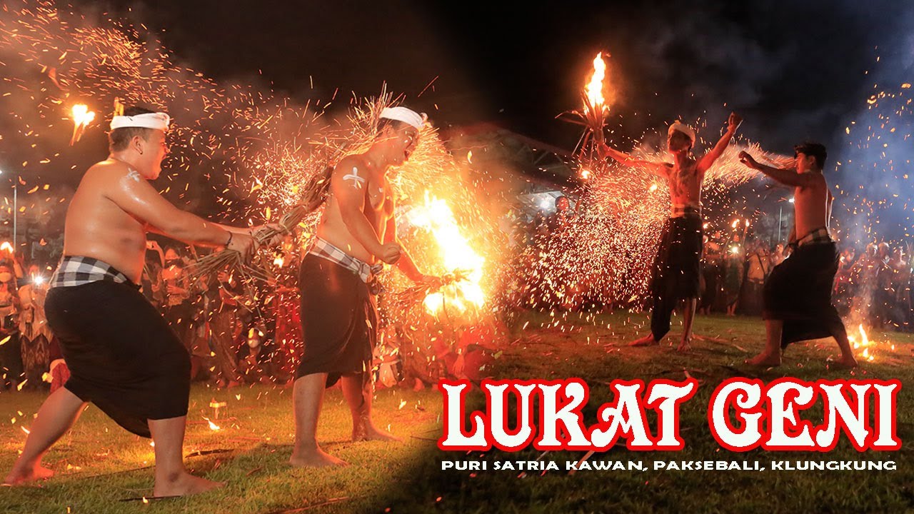 Perang Api // Tradisi Lukat Geni Puri Satria Kawan Klungkung - YouTube