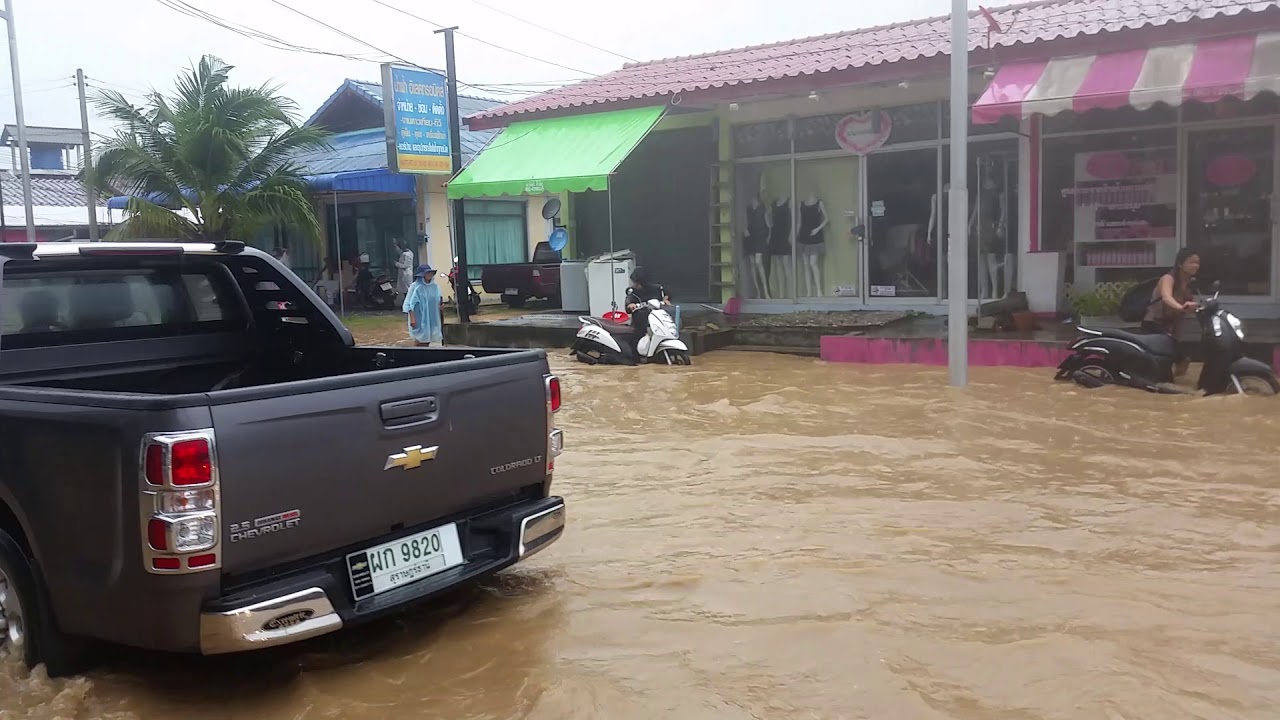 Floods on the Main Rd on Koh Samui in Thailand - YouTube