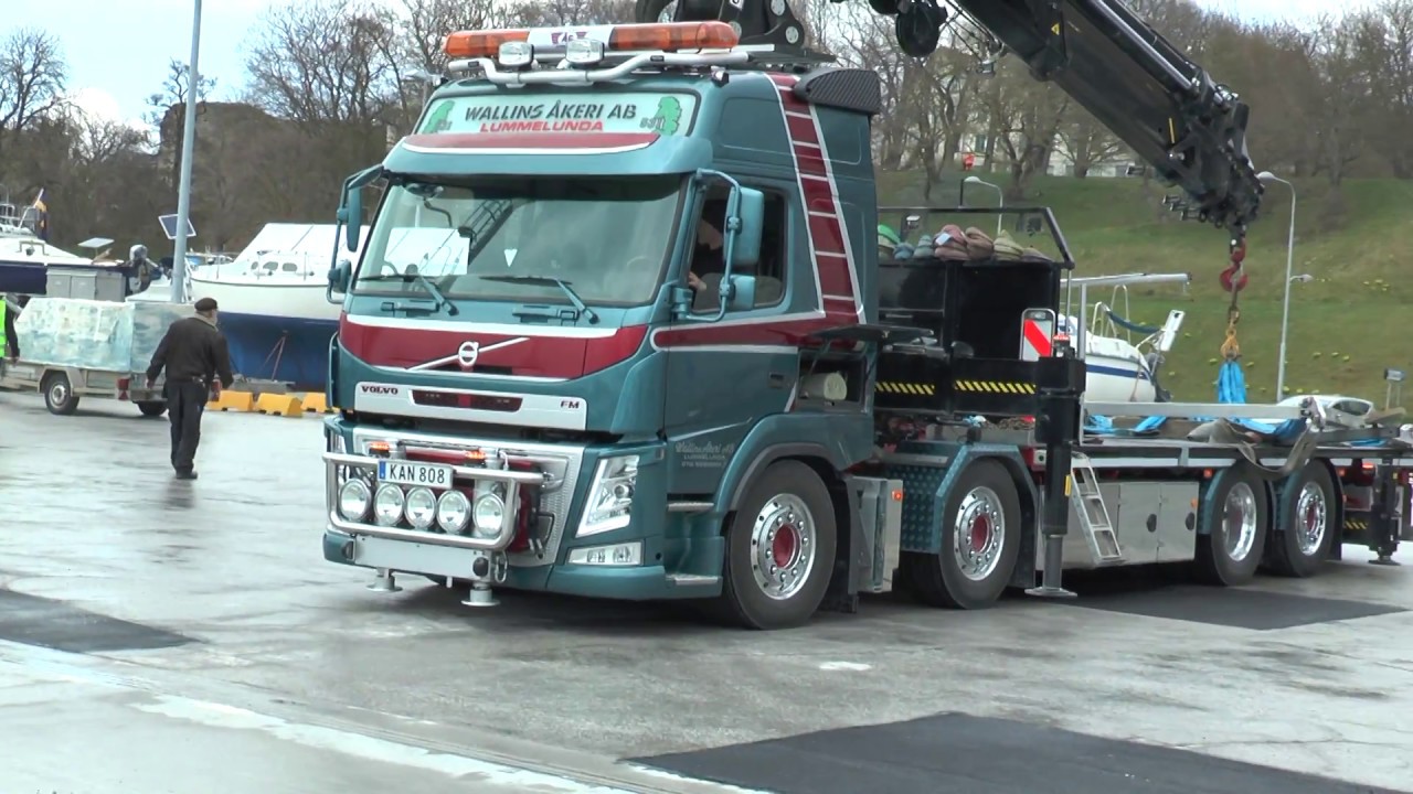 Volvo lastbil med kran sjösätter båtar i Visby hamn April 2017 - YouTube