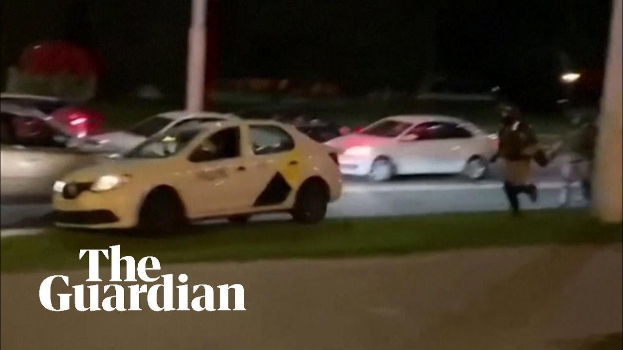 Belarus: taxi driver helps protester escape riot police - YouTube
