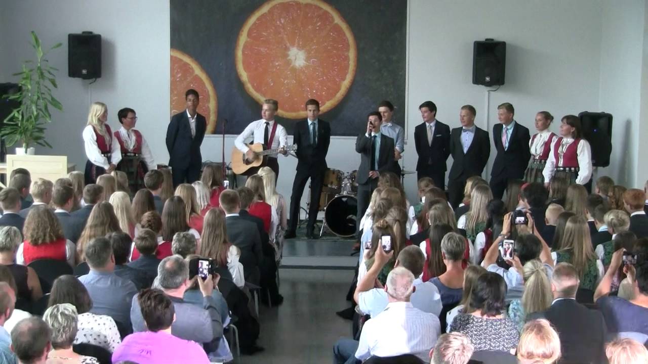 Torstein Snekvik og fotballkamerater synger til kontaktlærere under ...