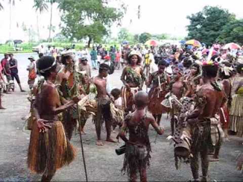 Papua New Guinean traditional tribal dancing in Alotau, 2007 - YouTube