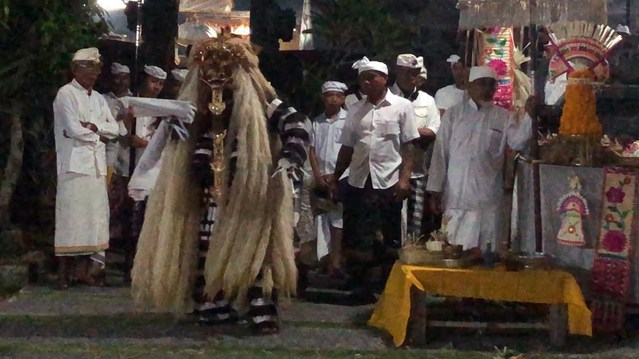 ratu ayu mesolah di pura batur tajen #bali #budaya #desawisatatajen # ...