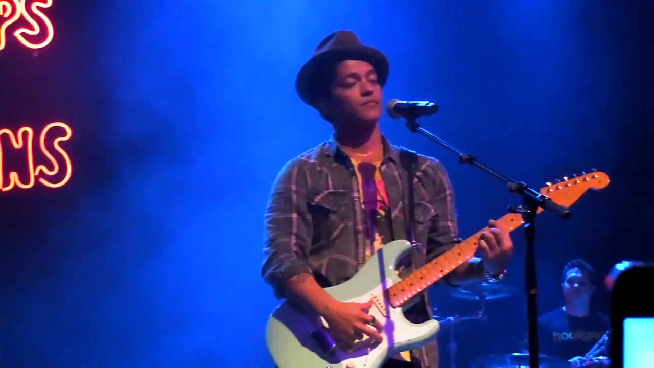 Bruno Mars - Liquor Store Blues live @ O2 ABC Glasgow - YouTube
