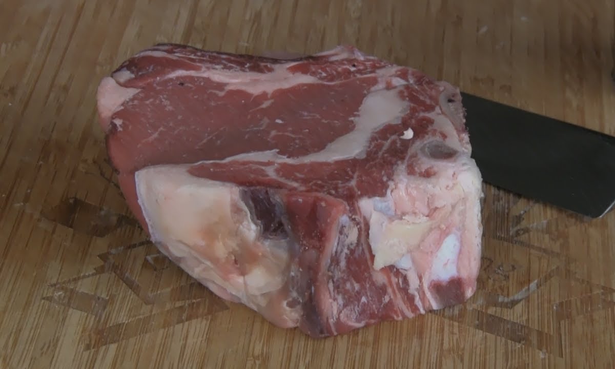 Dry-aged bone-in Ribeye Steak vom Grill - gegrilltes Rib-eye Steak ...