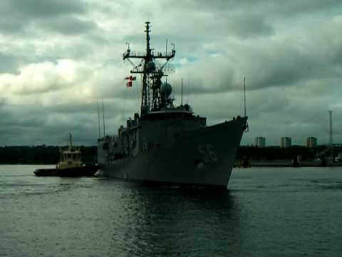 USS Simpson (FFG-56) - manoeuvres in the Port Of Tallinn assisted by ...