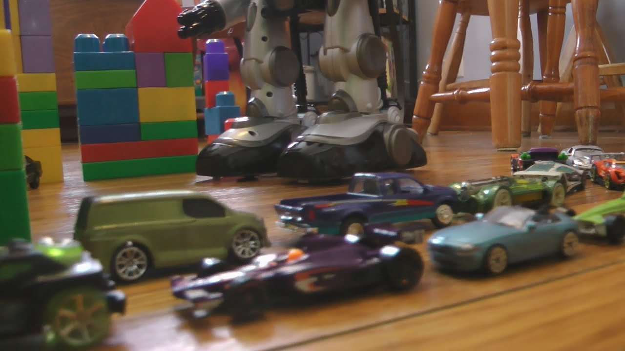 ROBOT ATTACKS HOT WHEELS CITY LEGO Toy Cars for Kids! - YouTube
