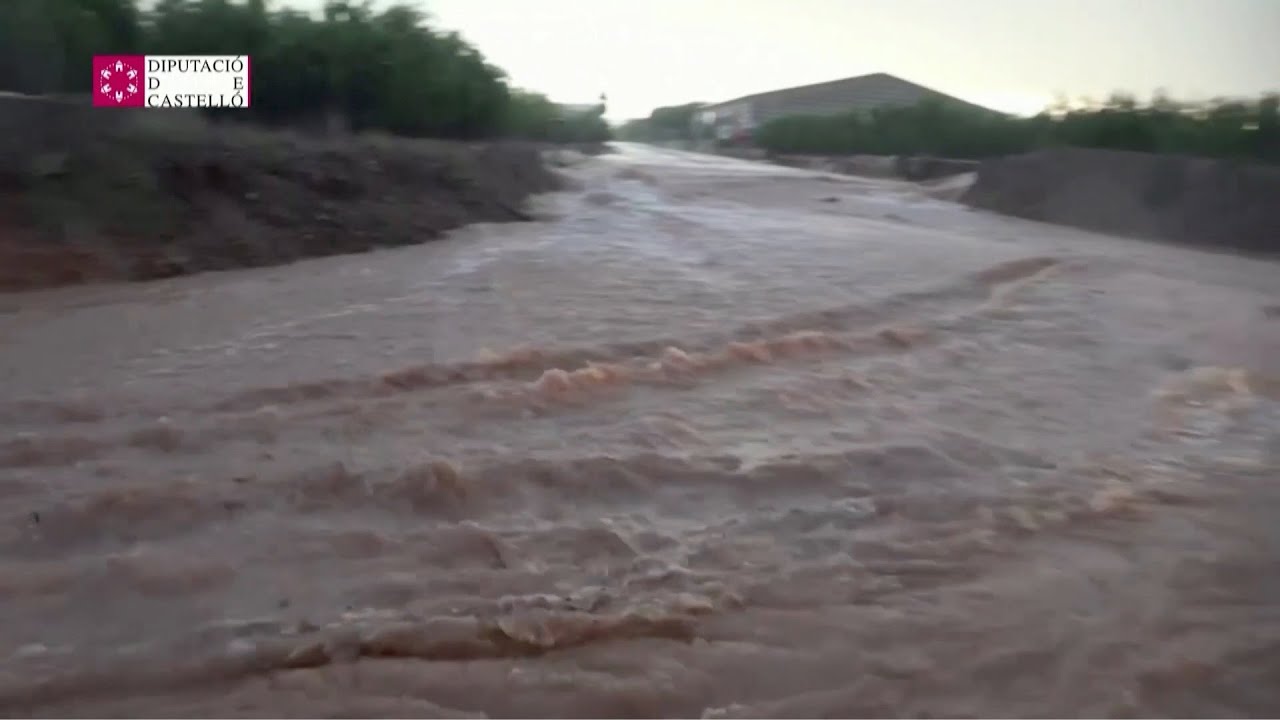 Heavy rain triggers floods in eastern Spain - YouTube