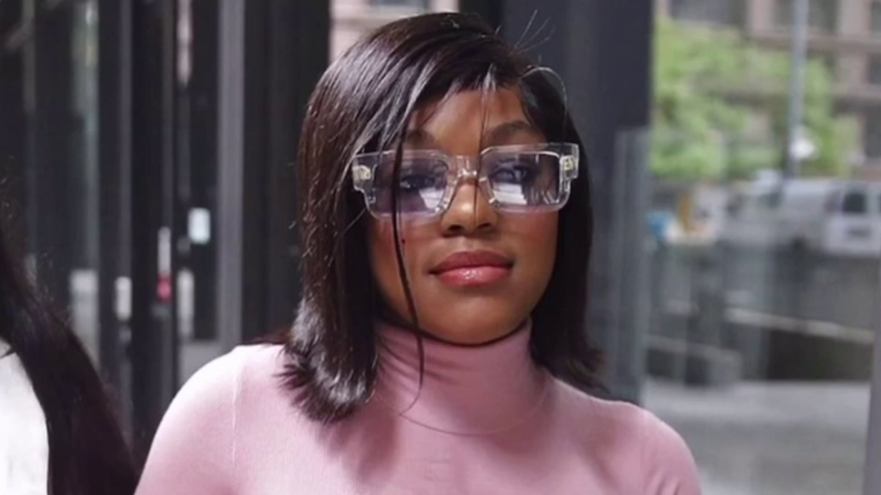 Azriel Clary shows off her curves | TEALOG - YouTube